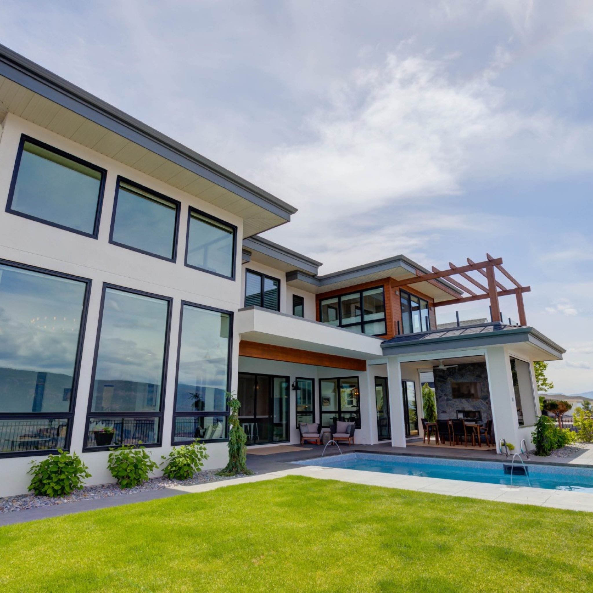 Large windows, amazing Okanagan views! • Rykon Construction