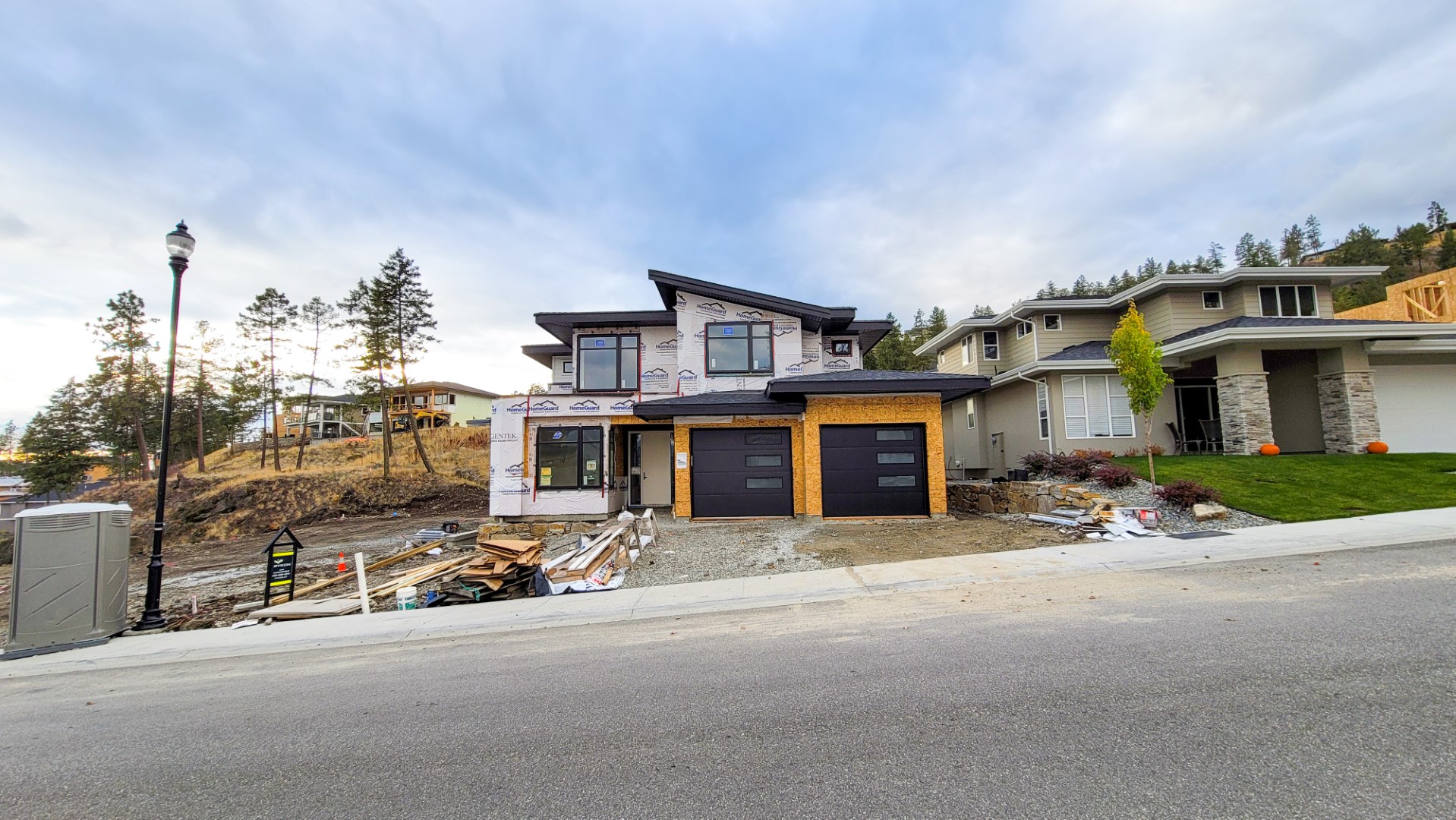 Echo Ridge Lot 49, Garage Doors Are In • Rykon Construction